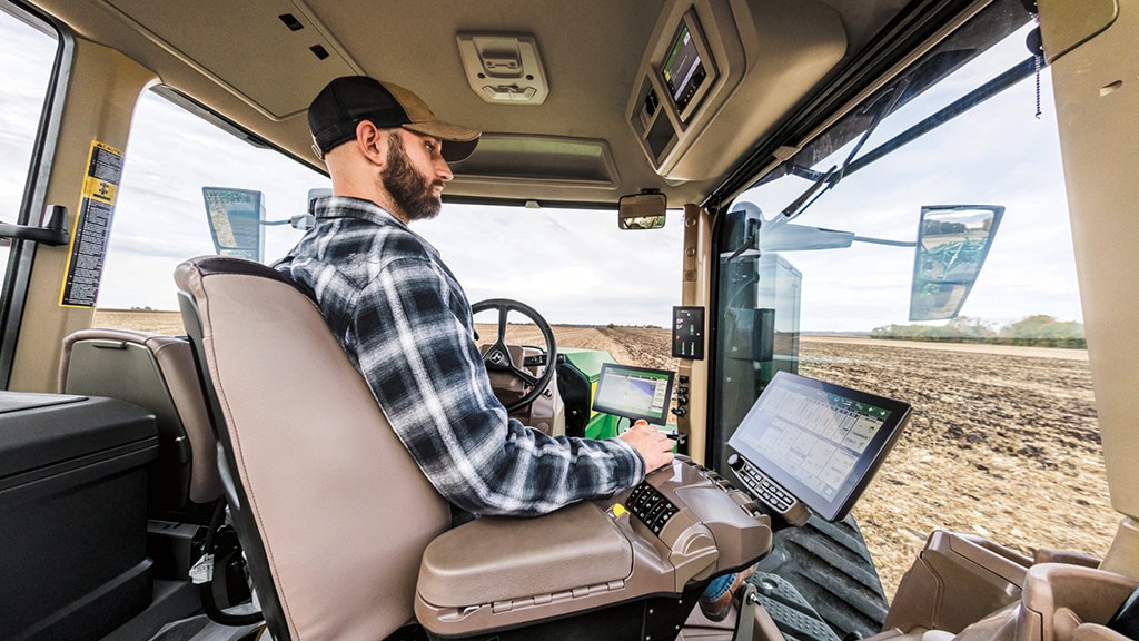 Comfort and Visibility | High-Horsepower 9RX Tractors | John Deere US